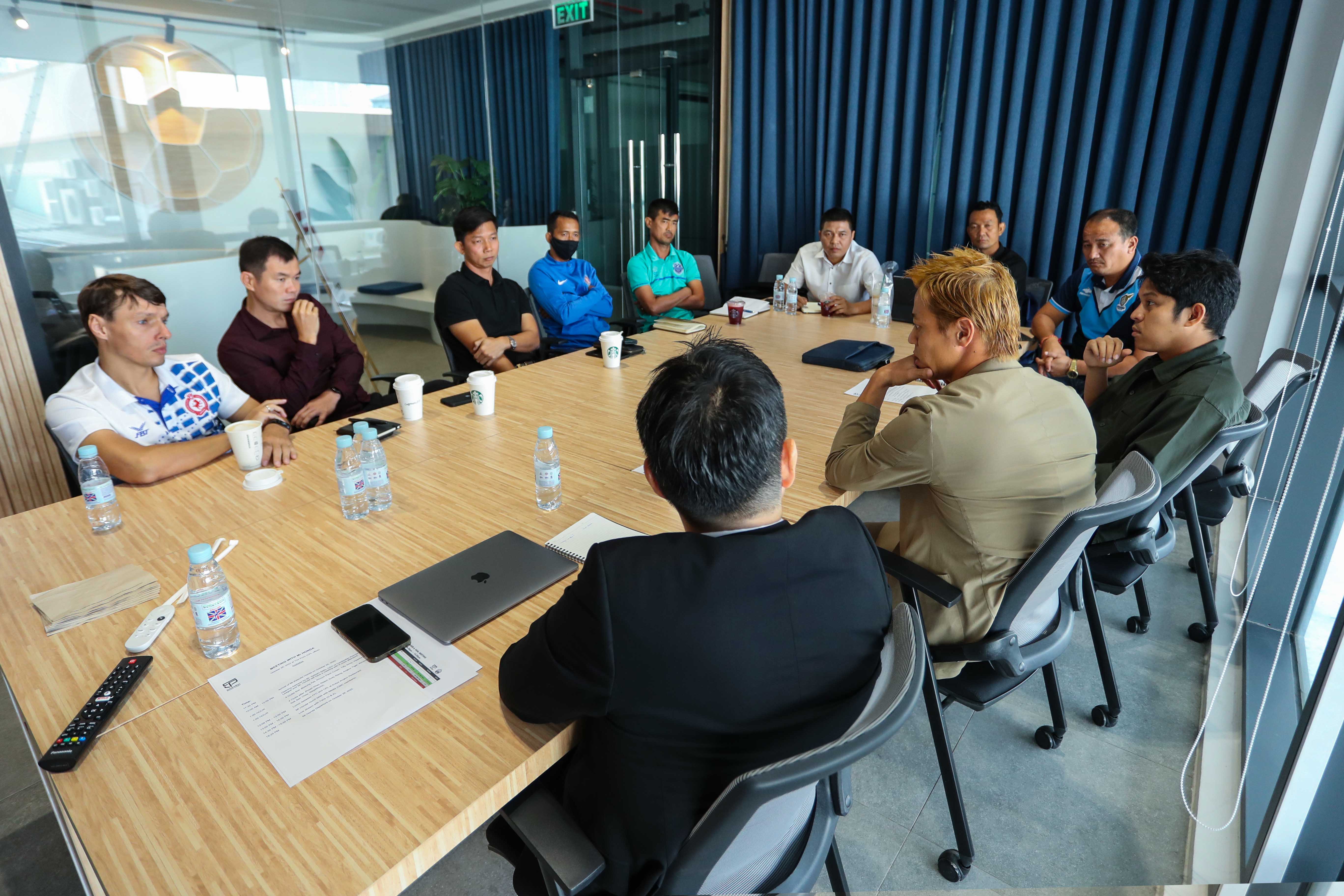 Mr. Keisuke Honda have talked with all 8 football clubs, media and fans ...